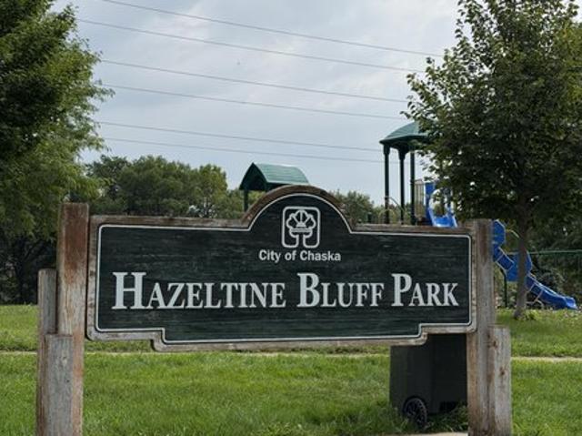 1123 Ridge Bluff Dr, Chaska, MN 55318