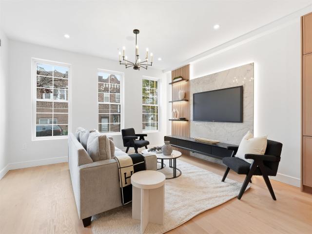 1123 Summit Ave # 1