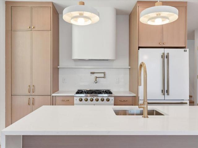 1123 Summit Ave # 301