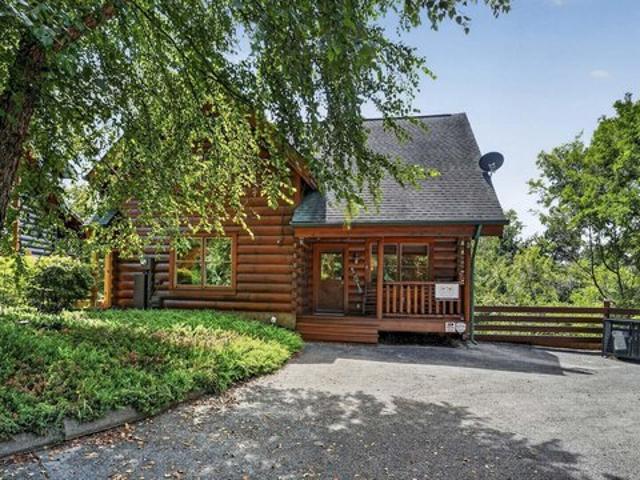 1123 Towering Oaks Dr, Sevierville, TN 37876