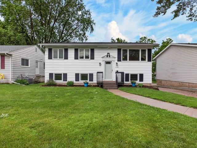1123 W 9th St, Cedar Falls, IA 50613