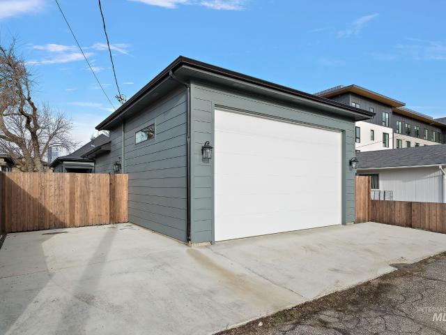 1123 W Lee