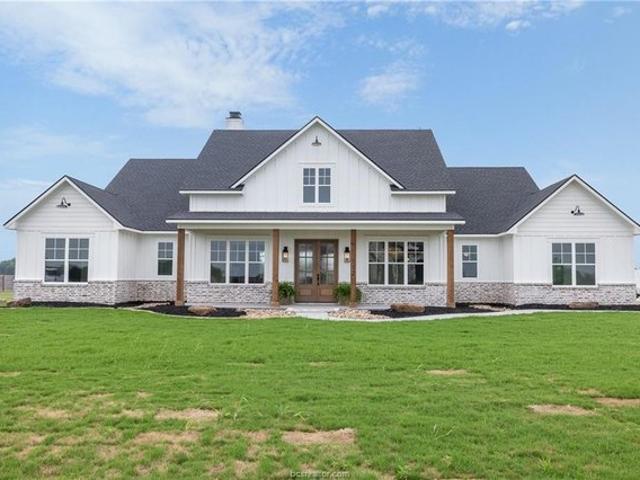 112 Court Side Dr, Snook, TX 77878