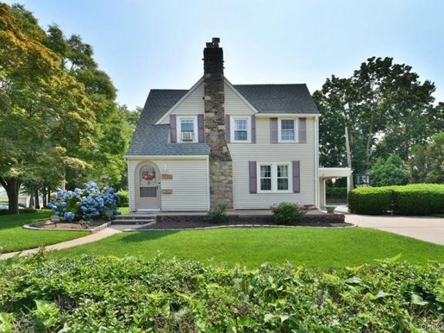 112 Cambridge Ave, Stewart Manor, NY 11530