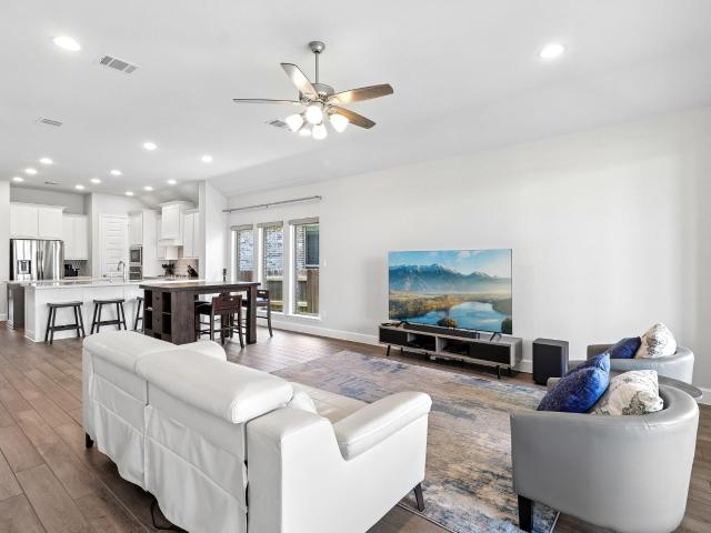 112 Chinaberry Bnd