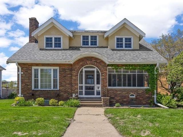 112 Bowling St SW, Cedar Rapids, IA 52404