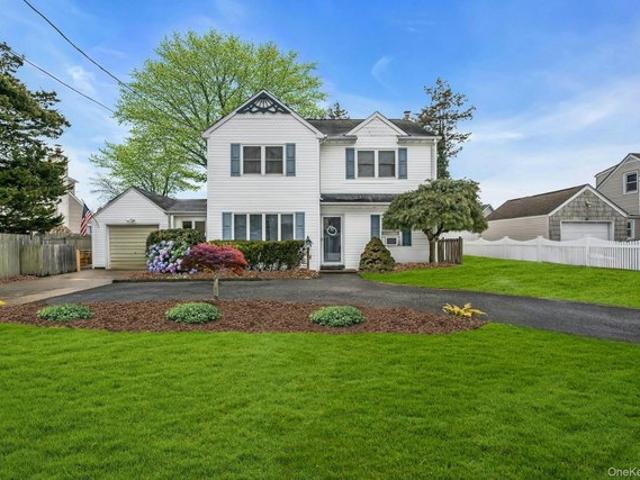 112 Foster Blvd, Babylon, NY 11702