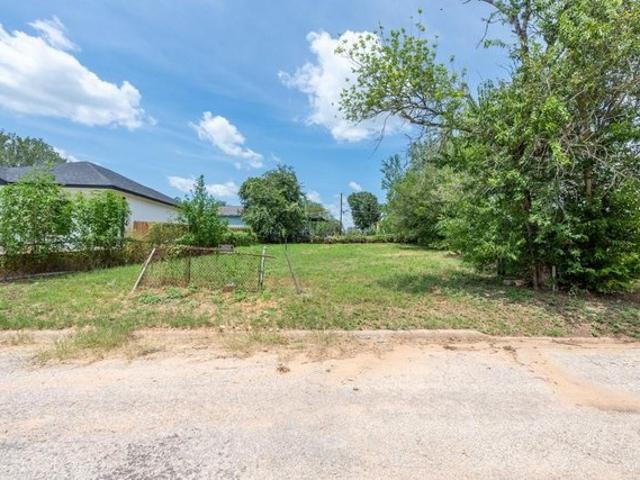 112 Field St, Luling, TX 78648