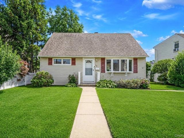 112 Franklin Pl, Massapequa, NY 11758