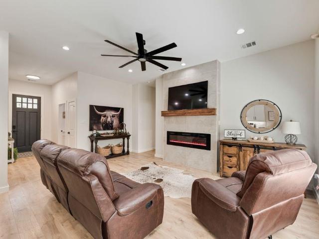 112 Indian Oaks Trail