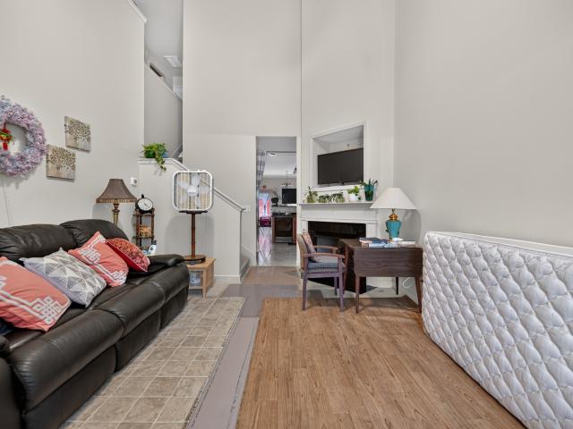 112 Northcrest Commons Cir