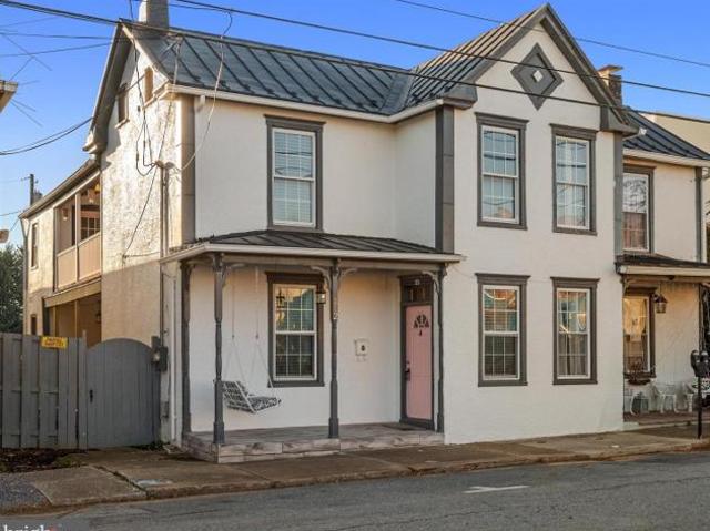 112 S Lawrence St, Charles Town, WV 25414