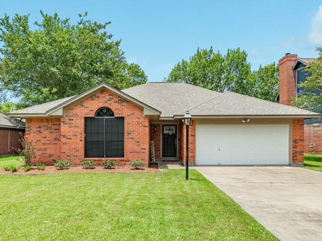 112 Papaya St, Lake Jackson, TX 77566