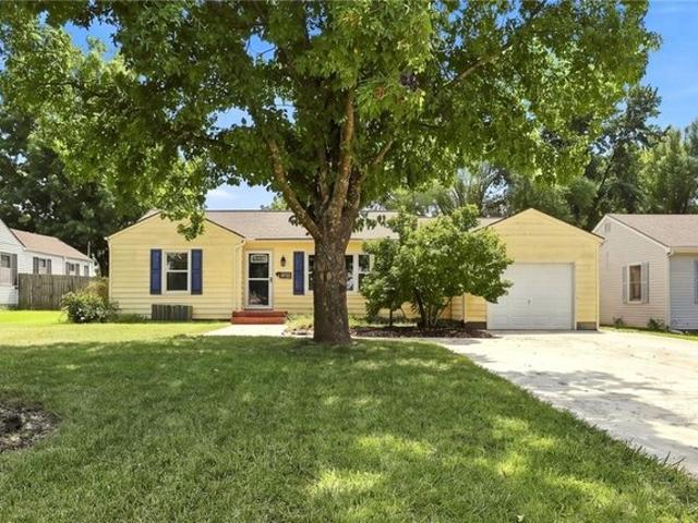 112 W 2nd St, Tonganoxie, KS 66086