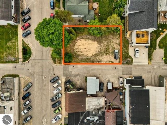 112 W Madison Ave, Suttons Bay, MI 49682