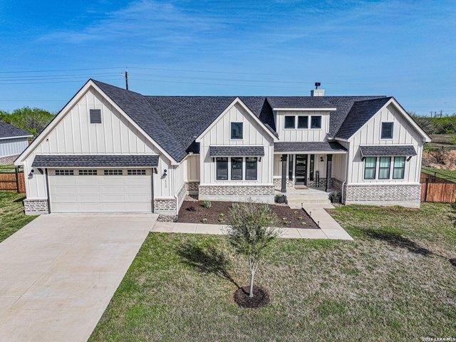 112 W Magnolia Cir, La Vernia, TX 78121