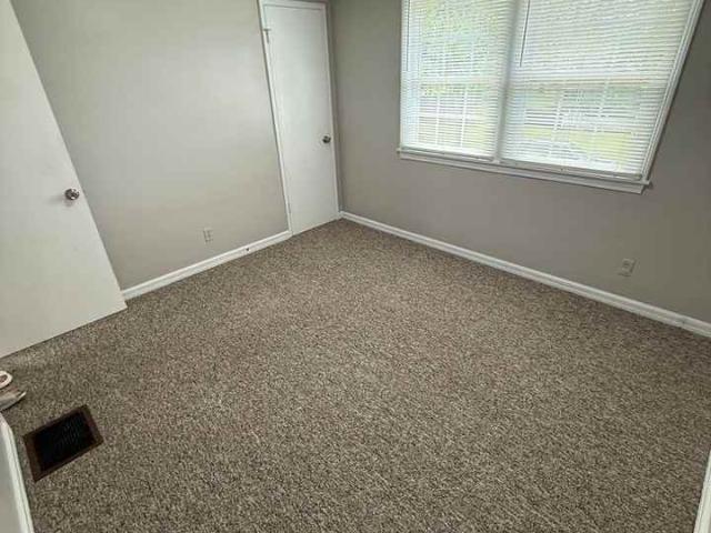 112 W. Park Ave. 2 Bedroom Apartment for Rent at 112 W Park Ave, Hubbard, OH 44425
