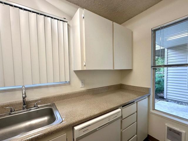 112 The Shadows 2 Bedroom Apartment for Rent at 2311 Se Courtney Ave, Oak Grove, OR 97222 Milwaukie Heights