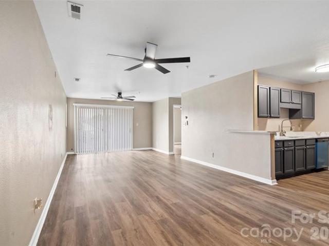 1134 Plaza Walk Dr, Charlotte, NC 28215