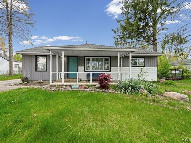 1135 Quinif Dr, Walled Lake, MI 48390