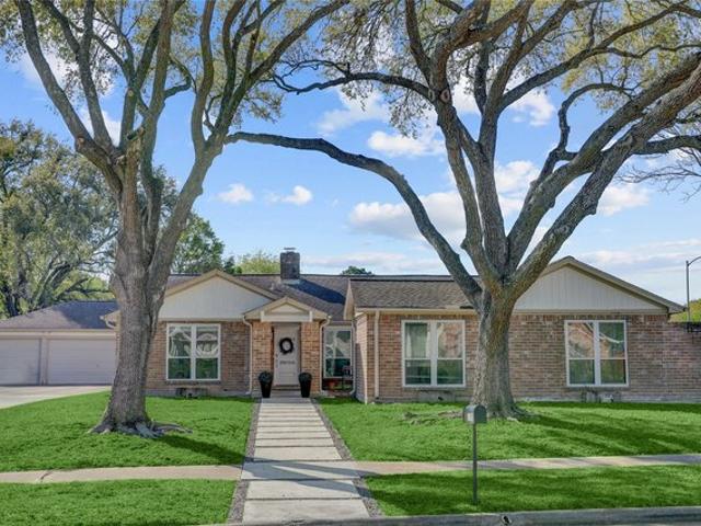 1135 Trowbridge Dr, Houston, TX 77062