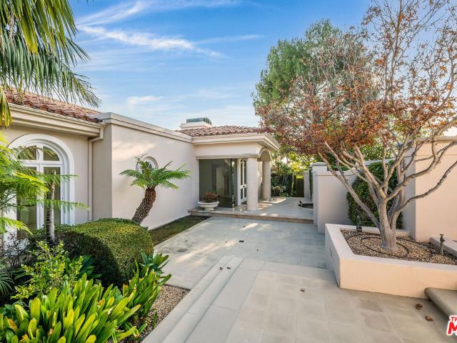1136 Calle Vista Dr, Beverly Hills, CA 90210 | MLS #25617 | Compass