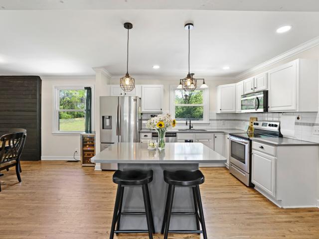 1136 Howell Dr