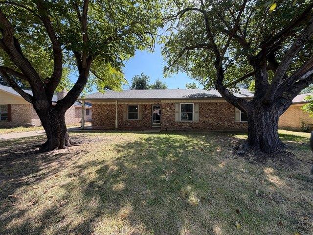 1136 Kris St, Irving, TX 75060
