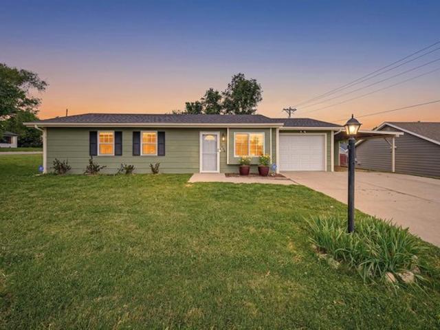 1136 W 20th Cir, Junction City, KS 66441