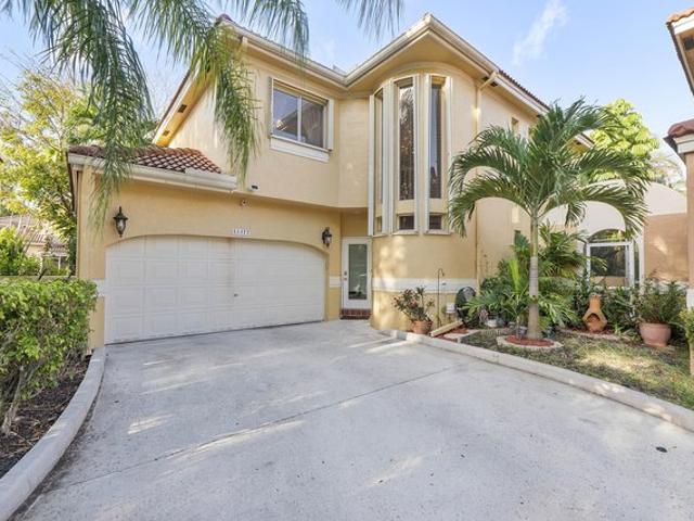 11377 Lakeview Dr, Coral Springs, FL 33071