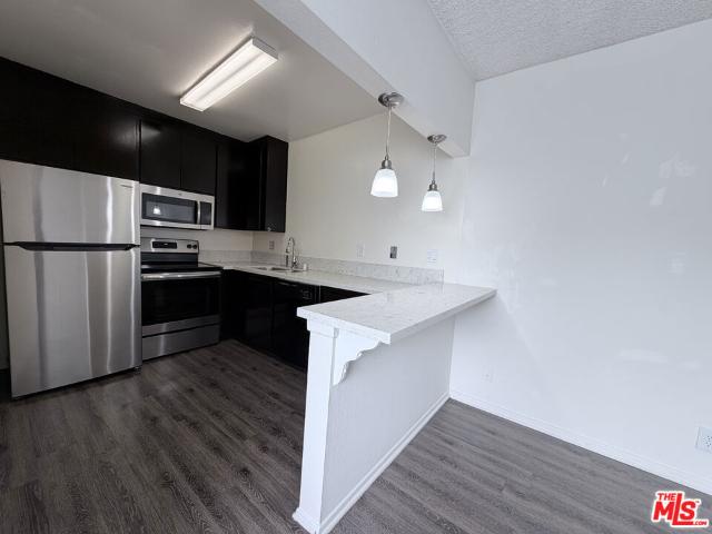 1137 W 36th Place 6