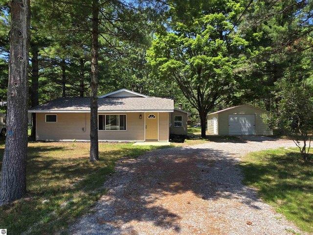 1137 Wintergreen St, East Tawas, MI 48730