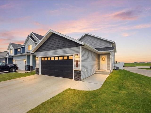 1138 Highland Ln W, West Fargo, ND 58078