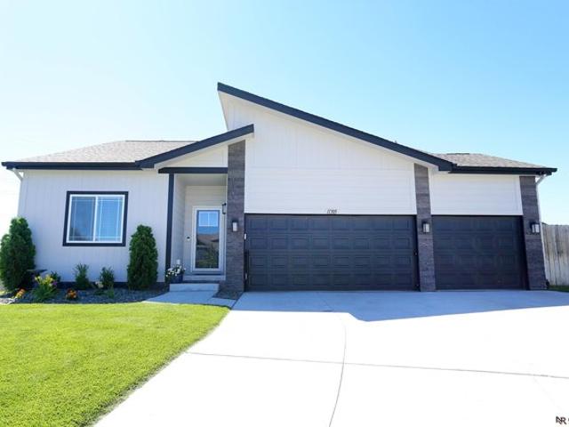 11305 Horizon Cir, Papillion, NE 68046