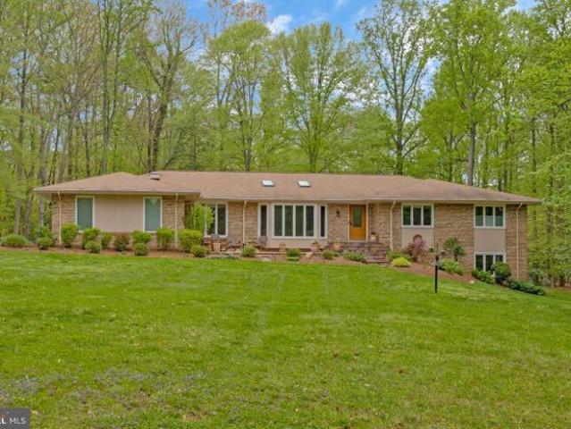 11308 Seneca Cir, Great Falls, VA 22066
