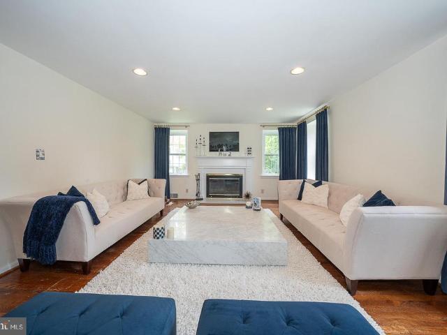 1130 N Woodbine Avenue