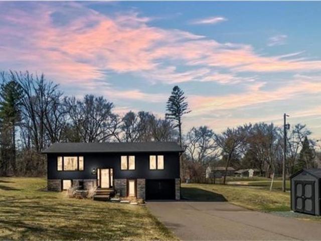1130 Hallam Ave N, Mahtomedi, MN 55115