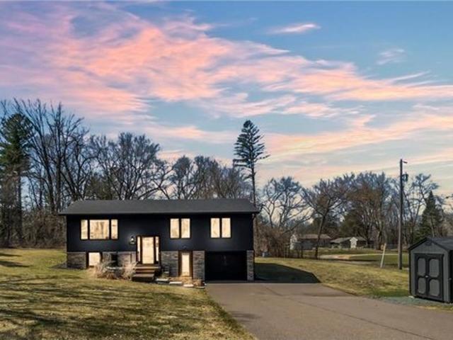 1130 Hallam Ave N, Mahtomedi, MN 55115