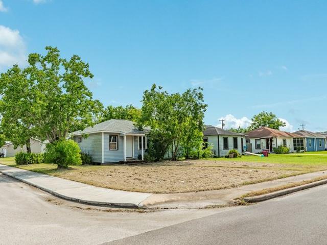 1130 W 8th St, Freeport, TX 77541