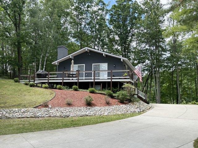 11310 E Royal Rd, Canadian Lakes, MI 49346