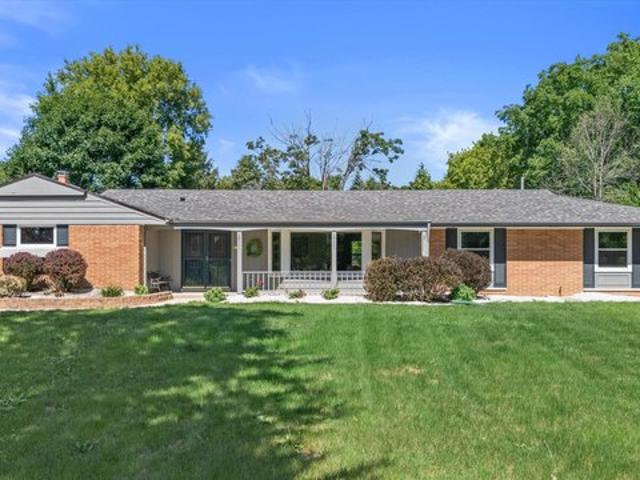 11318 N Glenwood Dr, Mequon, WI 53097