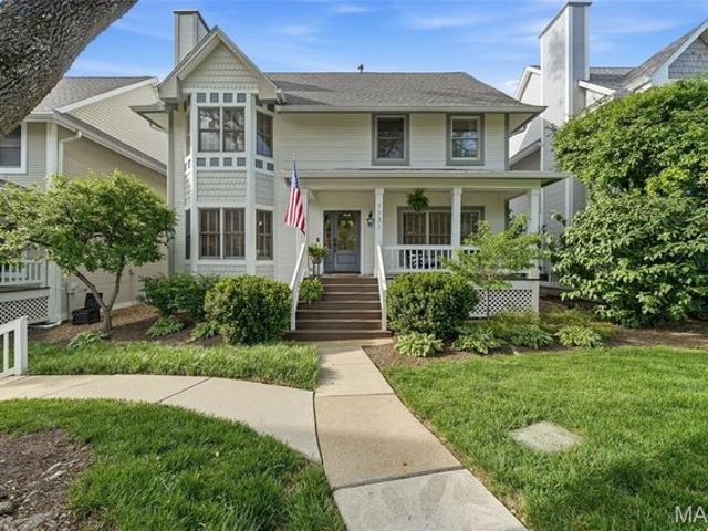 1131 Hawken Pl, Webster Groves, MO 63119