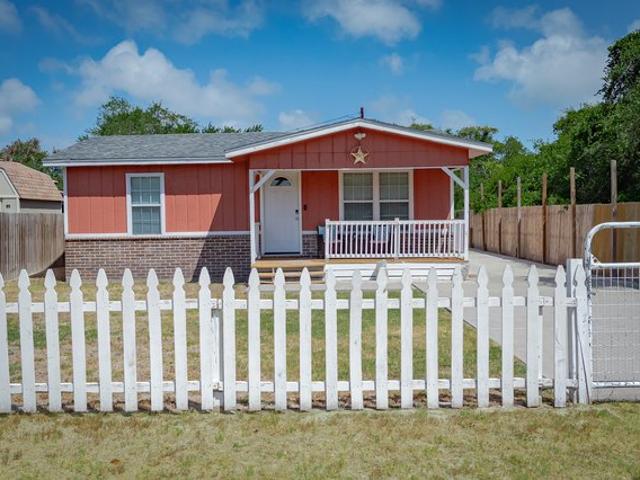1131 S 8th St, Aransas Pass, TX 78336