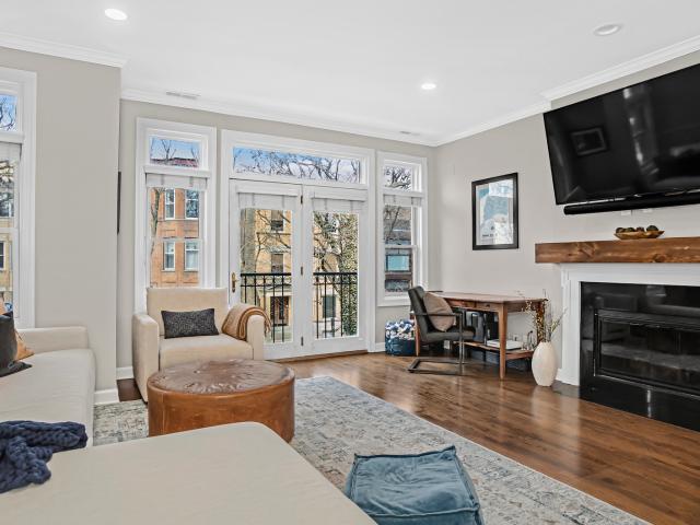 1131 w wolfram street # 2