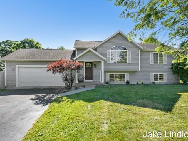 11324 Lindy Dr NE, Rockford, MI 49341