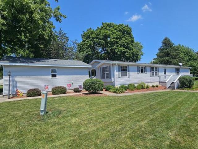 11325 th St Trlr 100, Davenport, IA 52804
