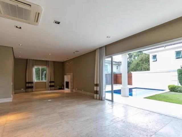 113271 Casa de condomínio para venda tem 811 metros quadrados com 4 quartos