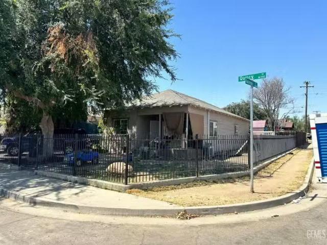 1132 QUINCY ST, BAKERSFIELD, CA 93305 Single Family Residence.