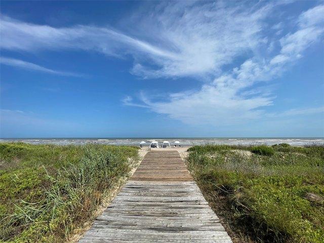 11332 Beachside Dr, Galveston, TX 77554