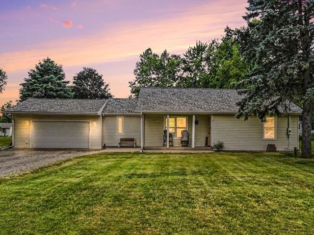 11332 Crestview Dr E, Cement City, MI 49233